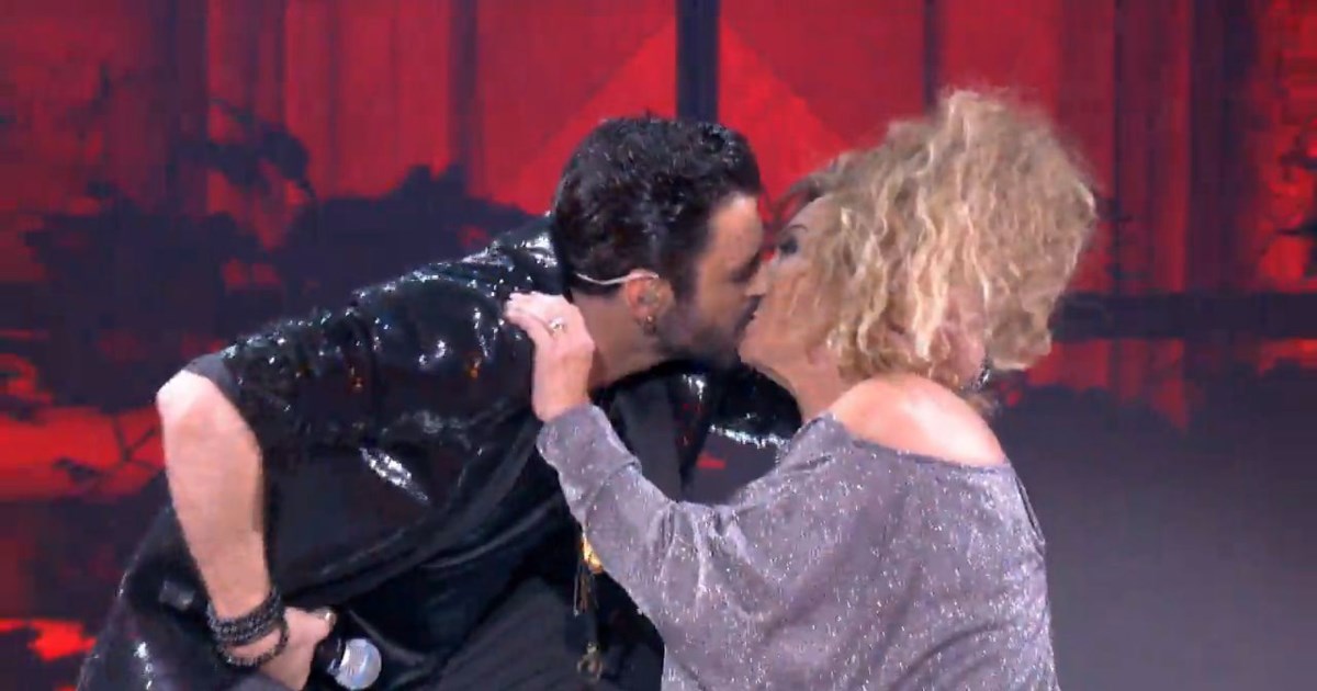 J2US | Επικό! Ο Μαρίνος Κόνσολος φίλησε στο στόμα την Ελένη Δήμου | webtv Ειδήσεις | Yupiii.gr